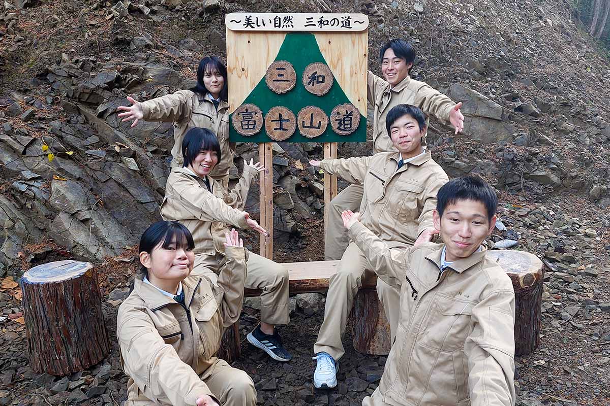 林道の名前がついにお披露目！「三和の道」看板をみんなで設置 | MIRAIQUEST ｜ ミライクエスト公式サイト